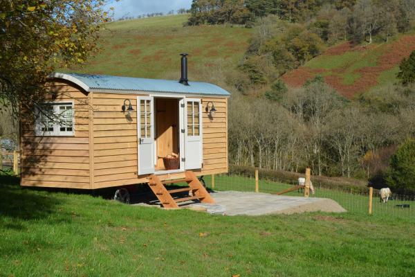 Snug Oak Hut With A View On A Welsh Hill Farm - Wales