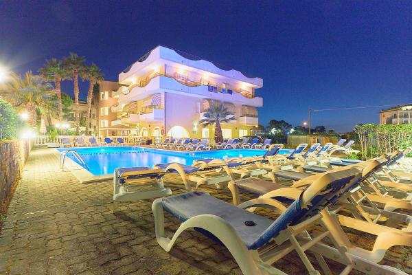 Hotel Rivadoro-spiaggia Ombrellone E Lettini-piscina-parcheggio - Martinsicuro