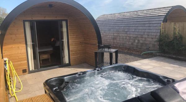 Superior Glamping Pod With Hot Tub - Warrington