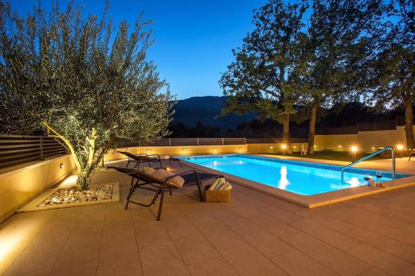 Villa Skura Private Heated Pool 32m2, Summer Kitchen, 4 Bedrooms, Garden - Omiš