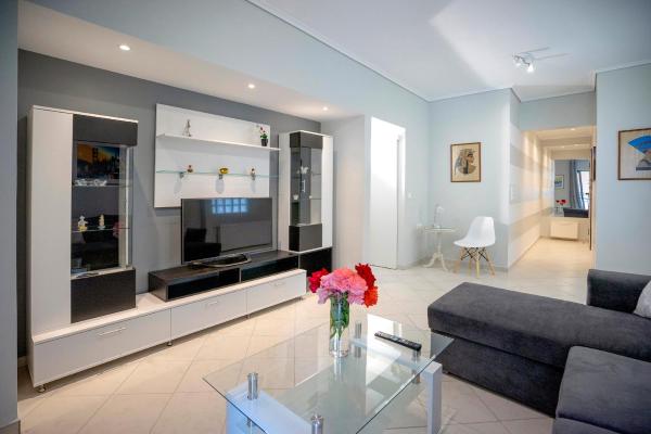 Leo's Home - Cyclades