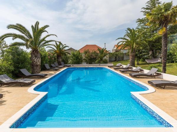 Modern Holiday Home With Pool - Zadar