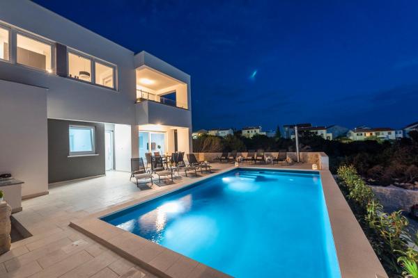 Merima 2 Luxury & Modern Ap. For 7 With A Pool - Novalja