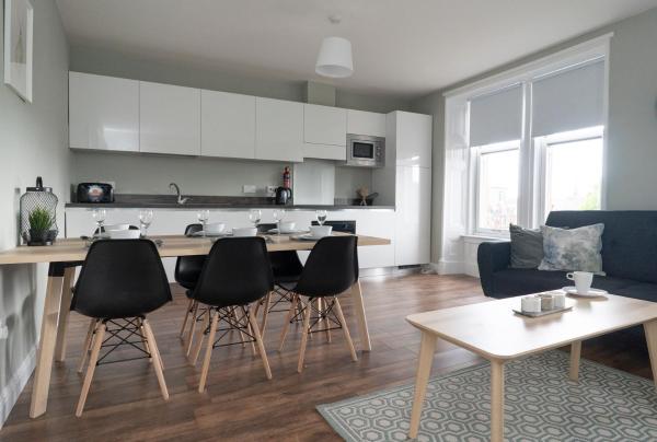 Greenstar Apartments - 2 Minute Walk Away Into City Centre - 6 Individual Flats - Next To Abertay University - 1 Bed 2 Bed & 3 Bedroom Flats - Fully Equipped - Short - Mid - Long Stays Welcome - Dundee