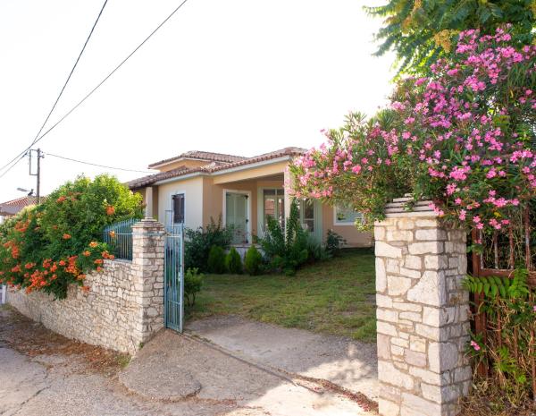 Villa With Private Garden - Greece
