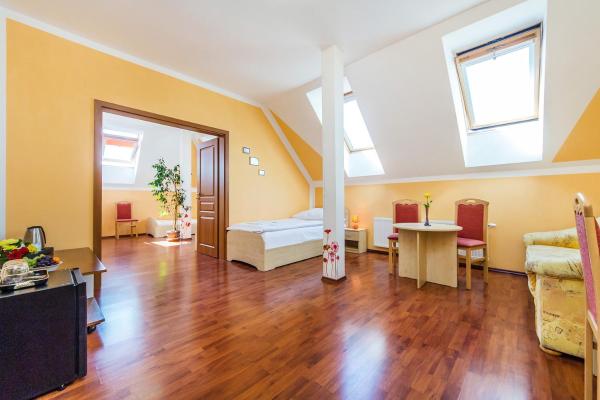 Hotel & Motorest V ÚDolí Zlatého Potoka - Czechia