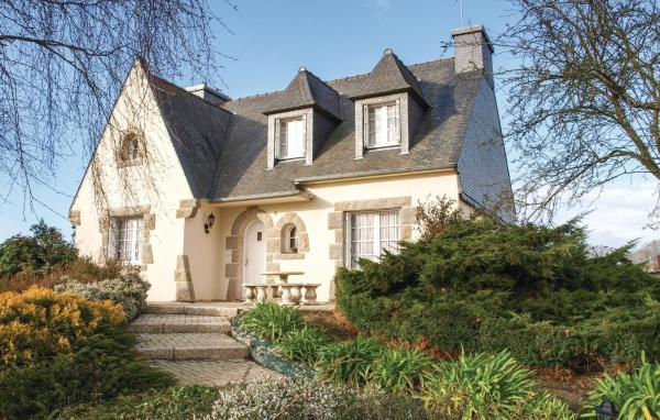 4 Bedroom Cozy Home In Yvias - Paimpol