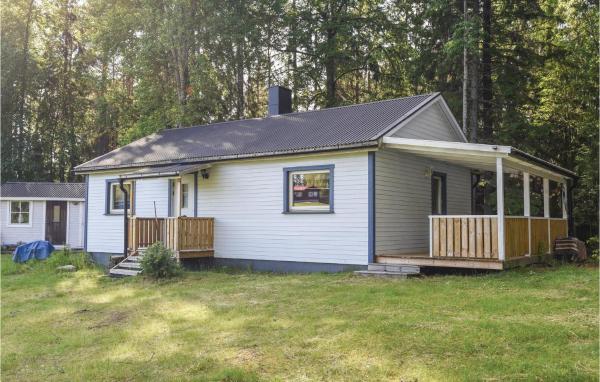 Vackert Beläget Semesterhus I Utkanten Av Skogen Med En Mysig Täckt Terrass. - Årjäng