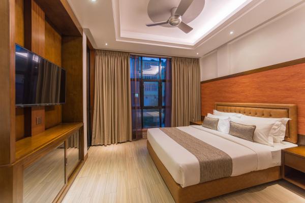 Samann Host - Maldives