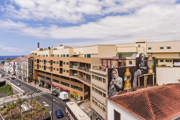 An Entire Building In The Centre Of Funchal, Drapes Design. - Funchal