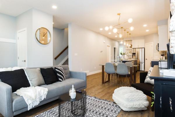 Contemporary Farmhouse Home - King Bed - Double Garage Parking - Free Wifi & Netflix - Long Stays Welcome - Edmonton