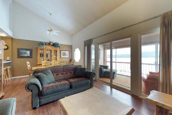 Lakefront Condo W/ Enclosed Balcony, Lovely Views & Shared Seasonal Pool/beach - McCall, ID