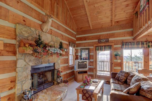 Mountain View Cabin In The Woods With Deck, Hot Tub, & Free Attraction Tickets - Townsend, TN