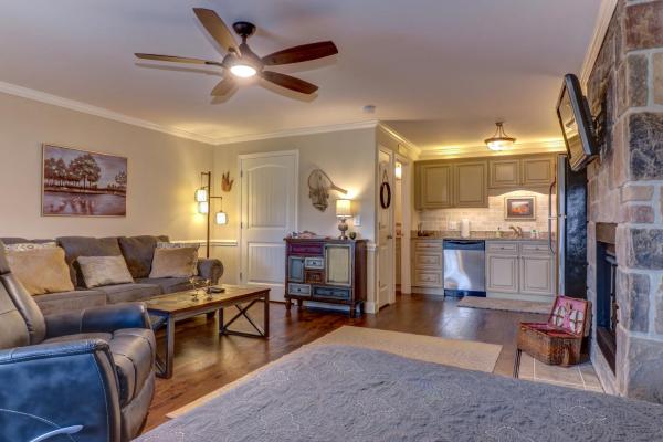 Riverfront Studio With Firepit, Shared Decks, & Community Pool- Walk To Trails - Townsend, TN