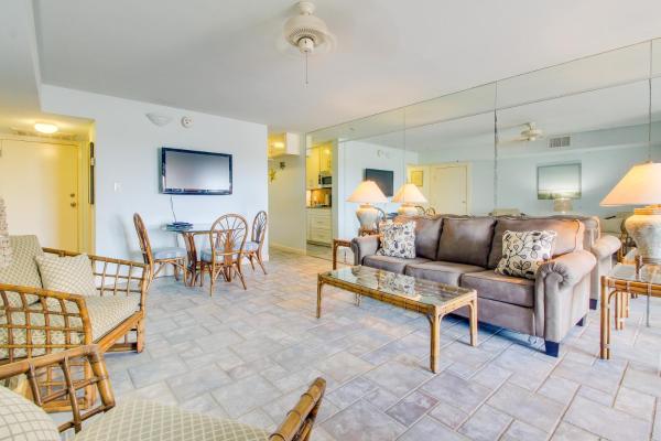 Condo Overlooking Laguna Madre Bay With Pool, Hot Tub, Deck, & Central Ac - Port Isabel, TX