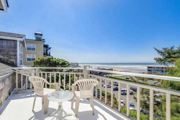 Dog-friendly Ocean View Home With Easy Beach Access And Hot Tub - Lincoln City, OR