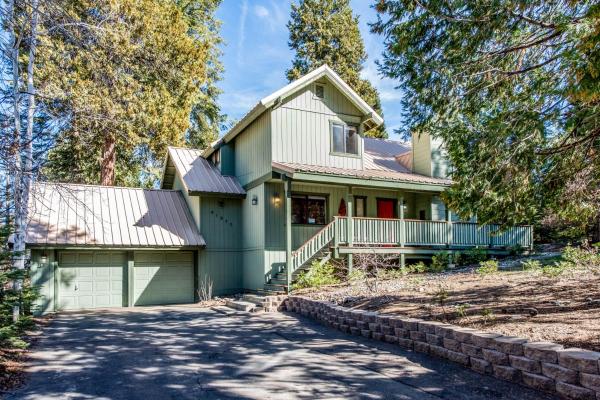 Welcoming Cabin With Wifi, Spacious Deck, & Outdoor Seating - California