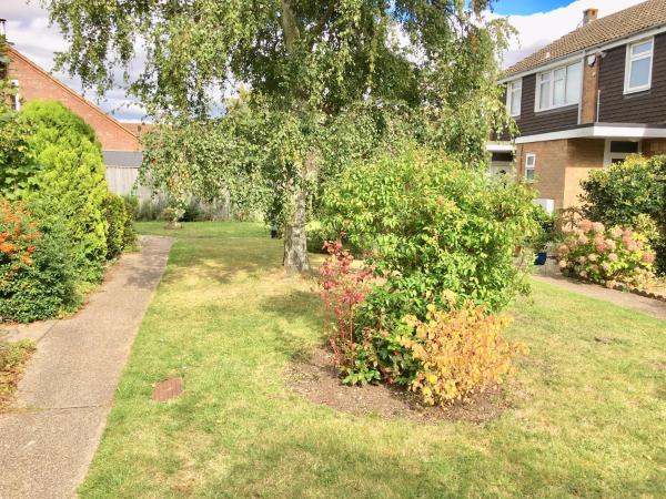 Homely & Cosy 3 Bed Birch Close House With Free Parking, Garden & Sleeps 8 - Cambridge