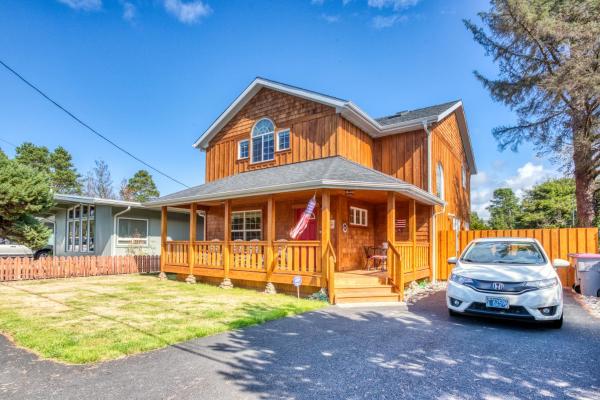 Modern Upscale Seaside Beach House - Cannon Beach, OR