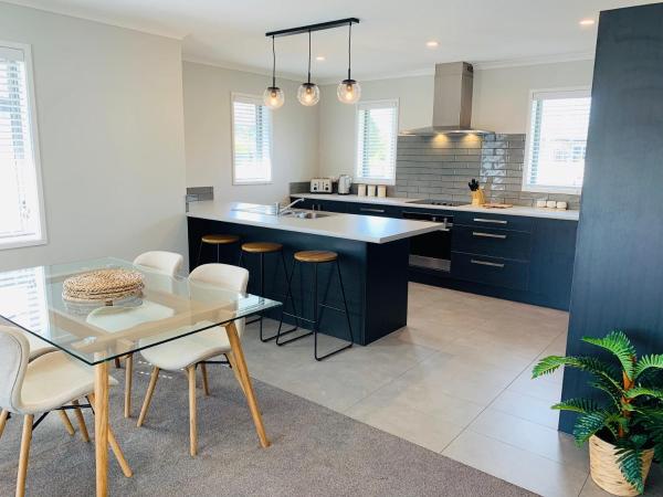 Stunning Modern Retreat - Clive