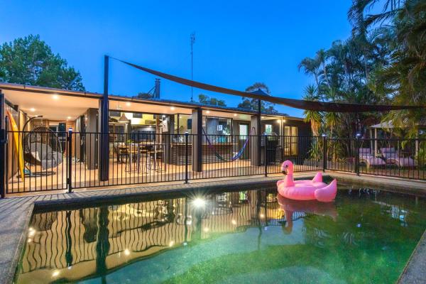 Cool Noosa Home. Central Location. A/c. Gym. Wifi. Netflix - Noosa Heads