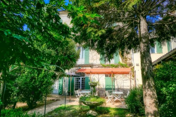 Au Saint Roch - Hôtel Et Jardin - Roquemaure