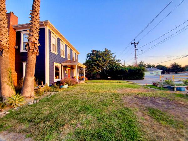 2nd Floor, Panoramic Views, 2-person Soaking Tub, Fireplace - Watsonville, CA