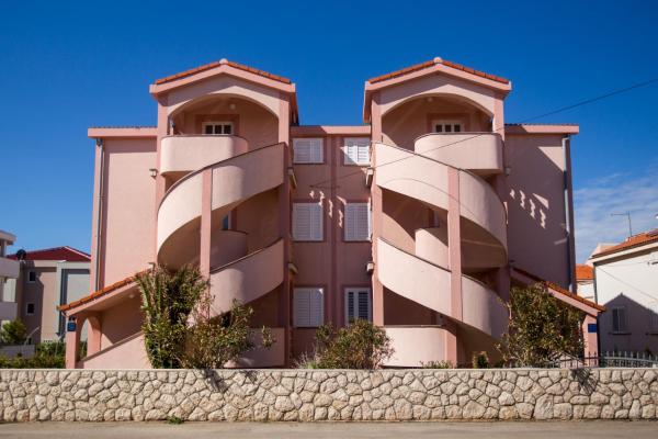 Pink House Apartments - Mandre