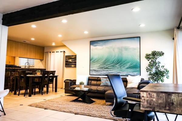 Newport Beach's Finest (1 Blocks From Sand)! - Costa Mesa, CA