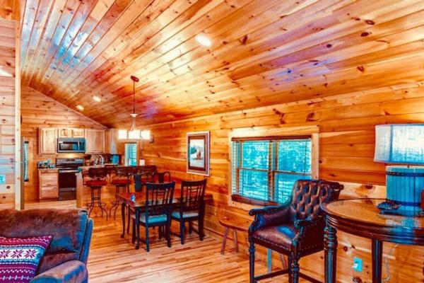 2 Br Cabin With Hot Tub, Deck, Fire Pl - Roan Mountain, TN