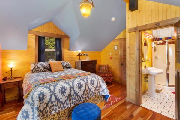 Custom Crafted Unique Home~ Fabulous Group Lodging ~ 1.3 Miles From Harbor - San Juan Islands, WA