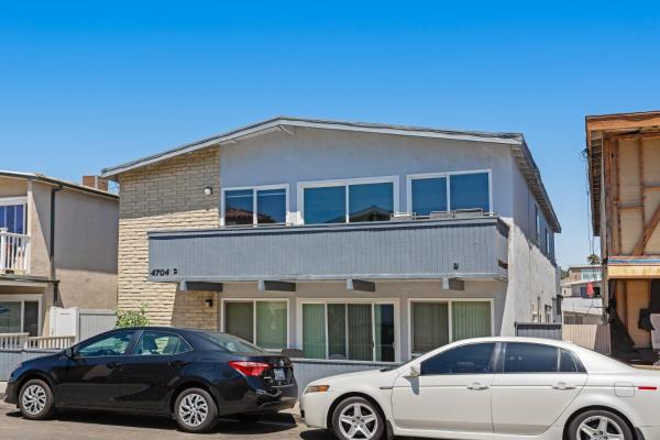 Upper Level Beach Retreat - Costa Mesa, CA