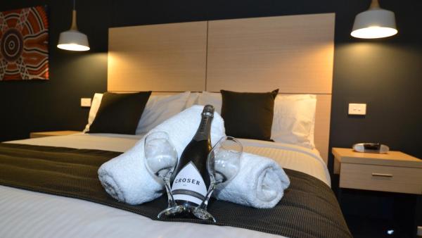 The Astor Suites- King Room - Goulburn