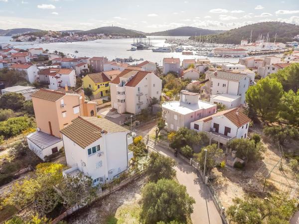 Apartments Karleusa - Rogoznica