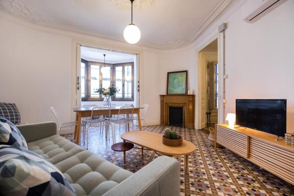 B42 - Modernist Apartment For Large Groups In Eixample - Barcelona