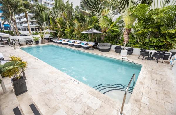Theres Always Time For A Tan! Near Ocean Drive! Free Daily Happy Hour! - Surfside, FL