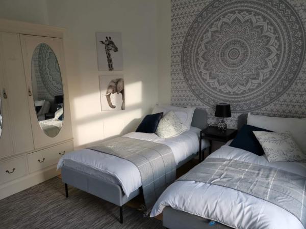 Corner House, Sleeps 8 In 4 Bedrooms, Near Train Station, Great Value! - Manchester