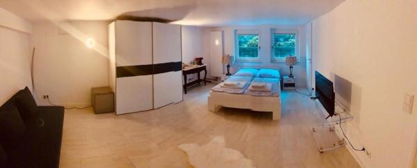 Souterrain Zimmer Mit Separatem Eingang Und Bad - Düsseldorf
