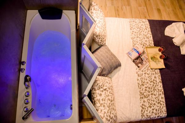 Perfectly Located Jacuzzi Apt - Greece