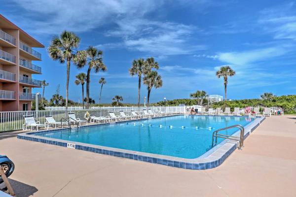 Oceanfront Cocoa Beach Condo With View Walk To Pier - Cocoa Beach, FL