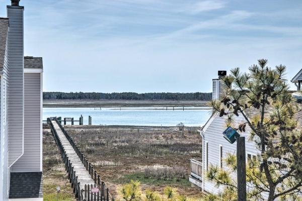 Chincoteague Townhome With Pony Views From Deck! - Chincoteague, VA