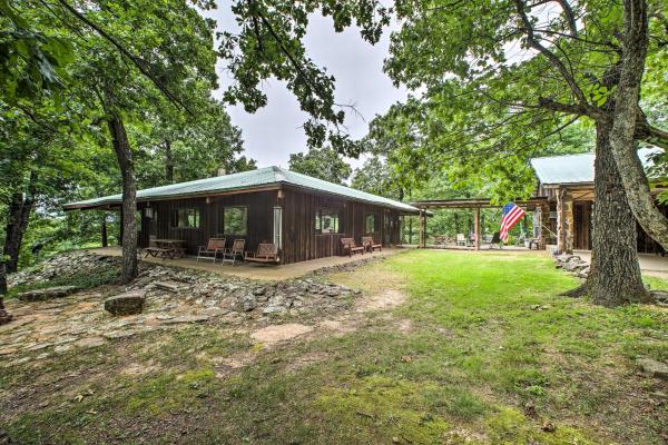 Pine Lodge Cabin On 450 Acres In Ozark Mountains - Arkansas