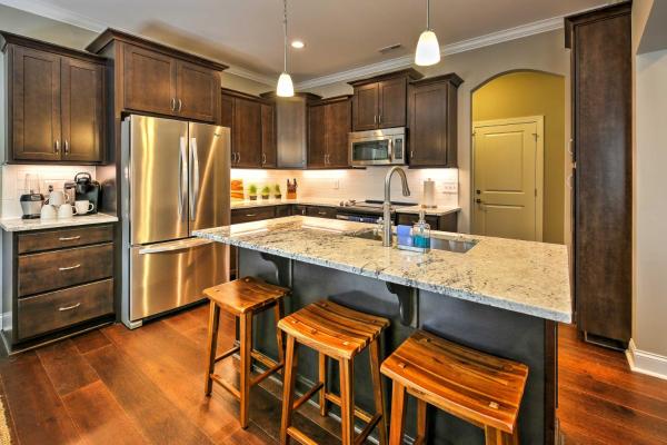 Downtown Townhome Walk To Dine And Shop On Broad St - Whispering Pines, NC