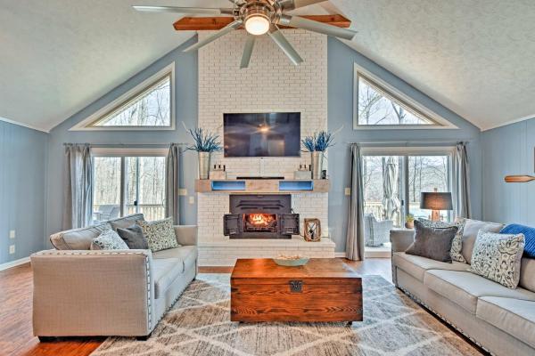 Pristine Lake Barkley Escape With Deck, Porch And Bar! - Tennessee