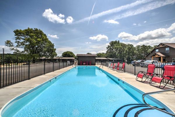 Cozy Resort Cabin: Walk To Lake + Pool! - Missouri