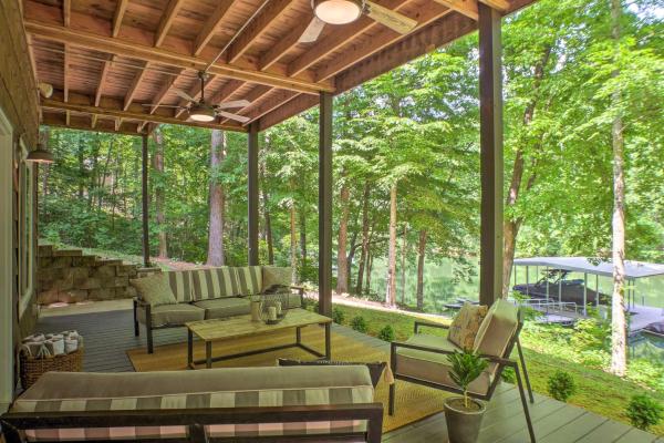 Lake Retreat Nestled On Secluded Cove With Dock - Lynchburg, TN