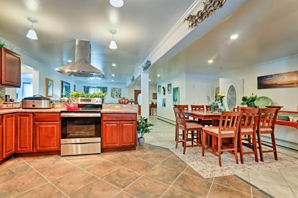 Expansive Getaway About 2 Miles To Mendenhall Glacier! - Juneau, AK