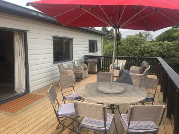 Raglan Family Bach - Free Fibre Wifi - Lots Of Privacy - Great Beds And Shower Almost In Town - Raglan