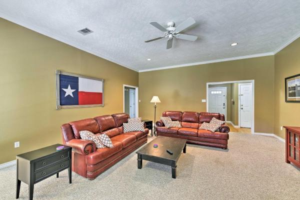 Cozy College Station Home With Patio And Fireplace - College Station, TX