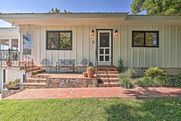 Charming Summerville Home With Yard And Sunroom! - Summerville, GA